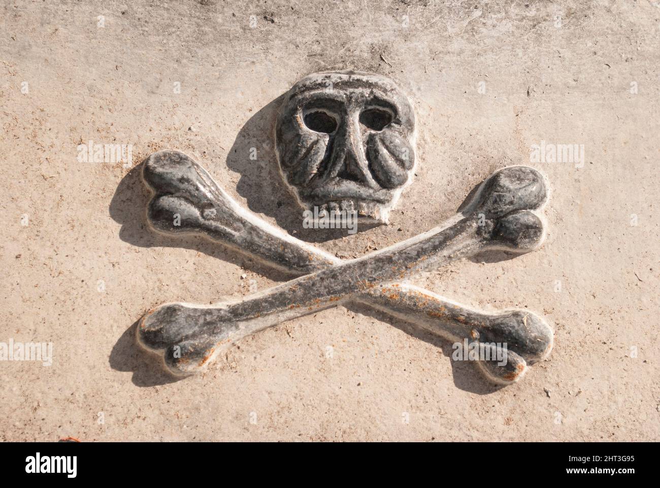 Skull and bones on a tombstone Stock Photo - Alamy