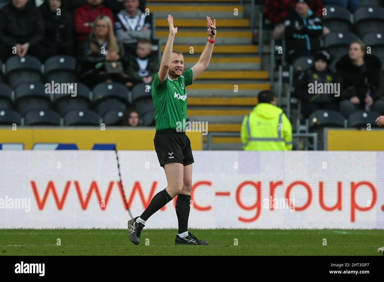 referee Robert Hicks during the game Stock Photo - Alamy