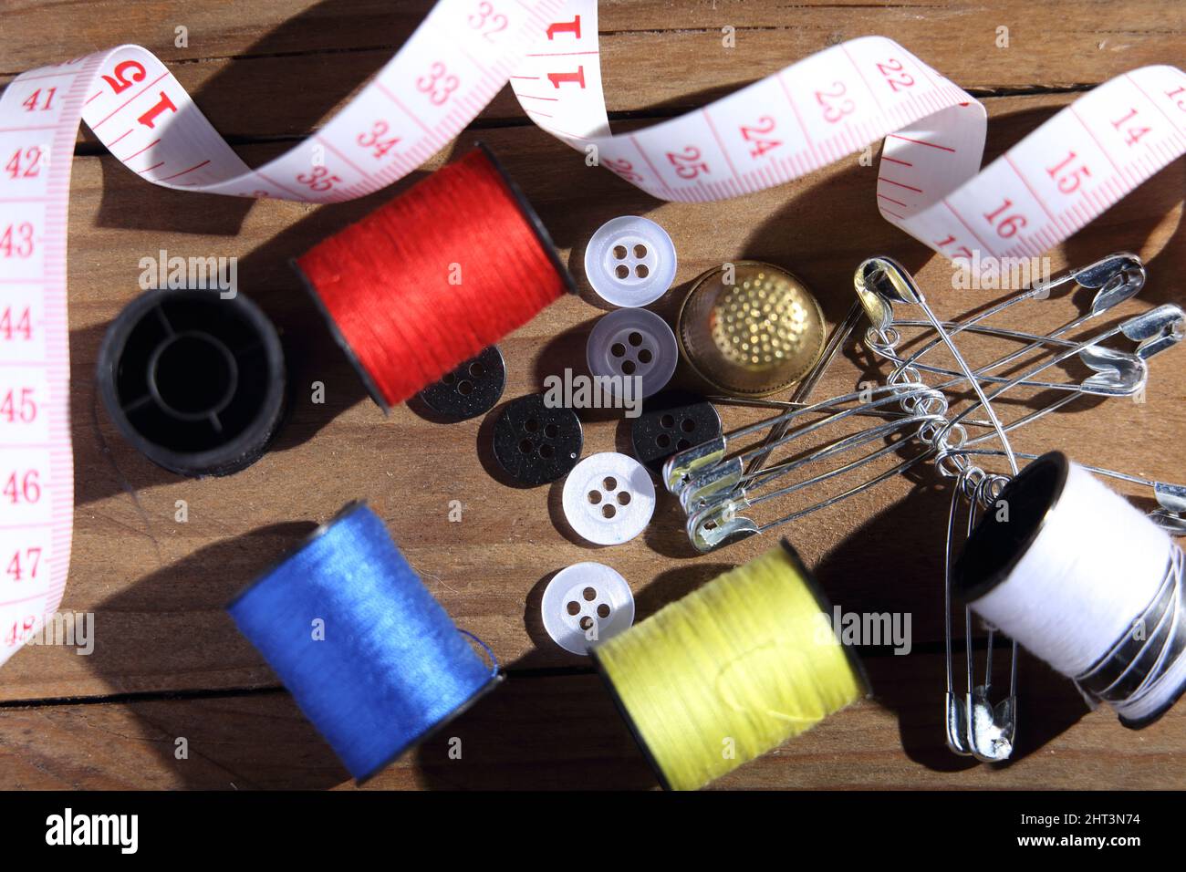 needle and thread sewing tailor Stock Photo - Alamy