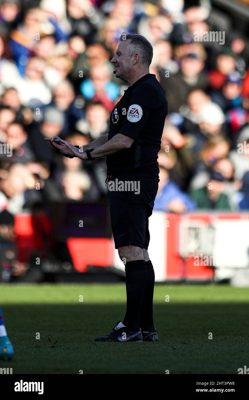 Jonathan moss referee hi-res stock photography and images - Alamy