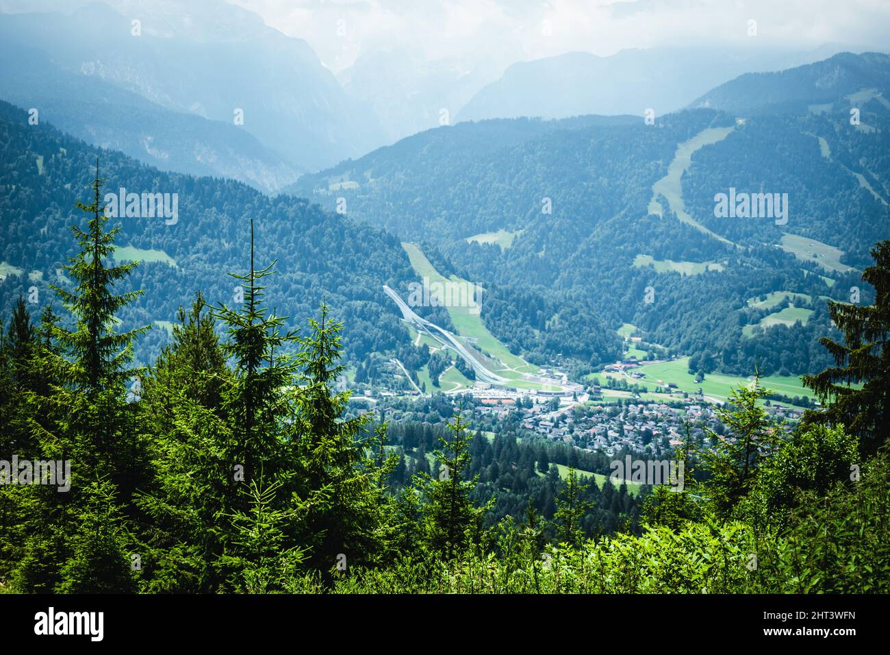 City surround forest trees hi-res stock photography and images - Alamy