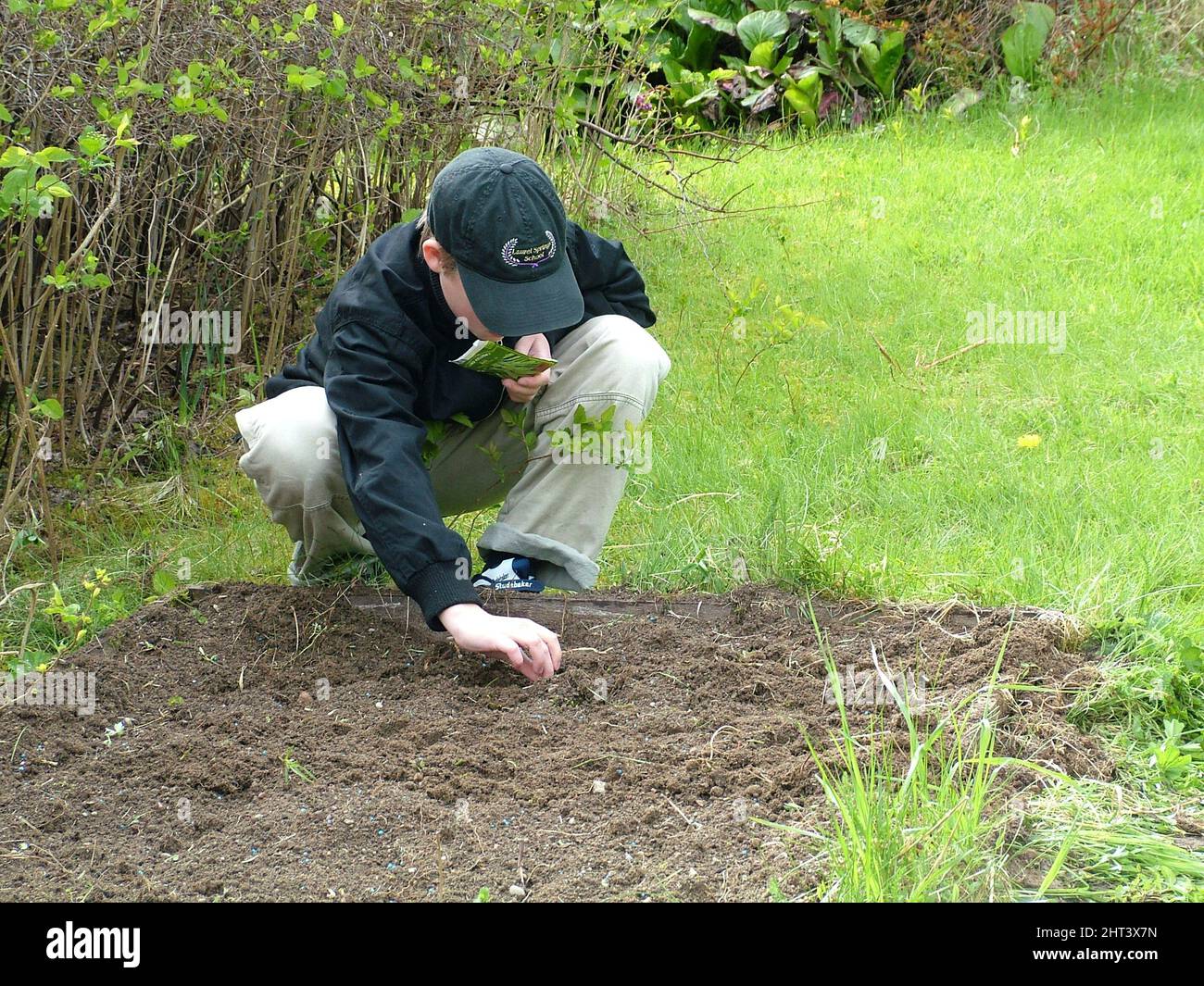 Kids planting hi-res stock photography and images - Alamy