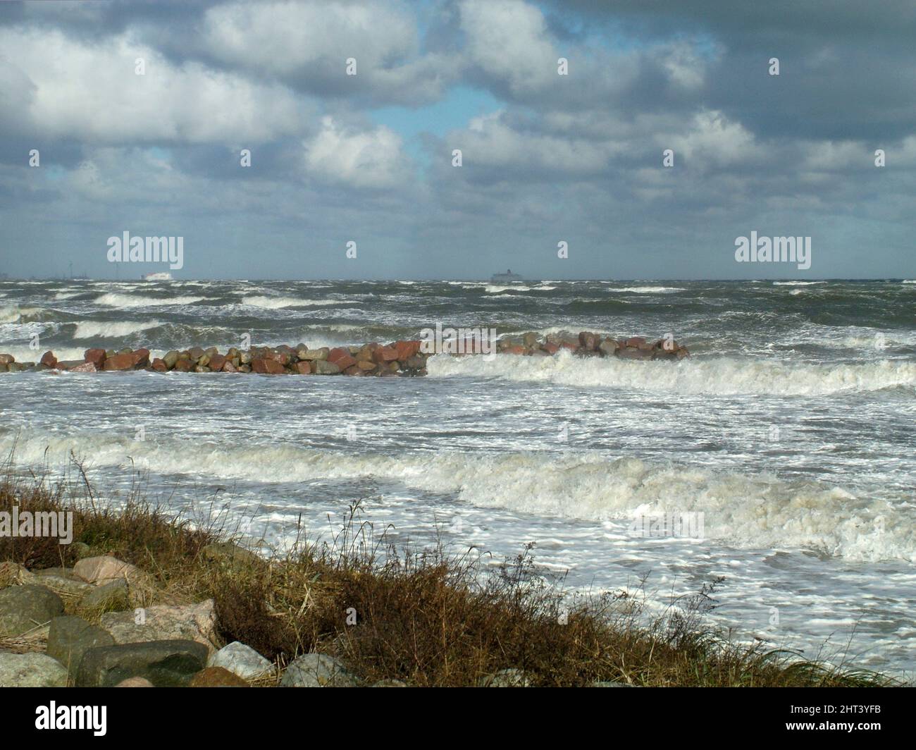 Windy weather hi-res stock photography and images - Alamy