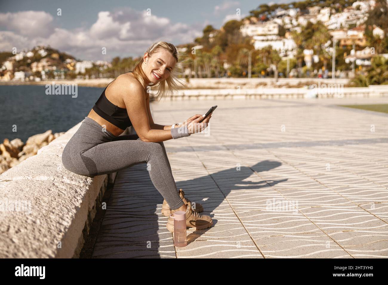 Good looking female athlete hi-res stock photography and images - Alamy
