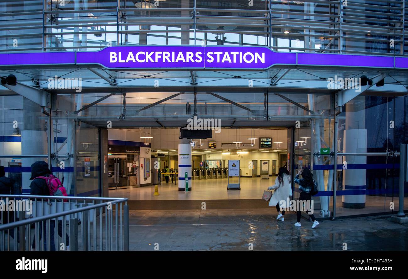 Blackfriars road railway station hi-res stock photography and images ...