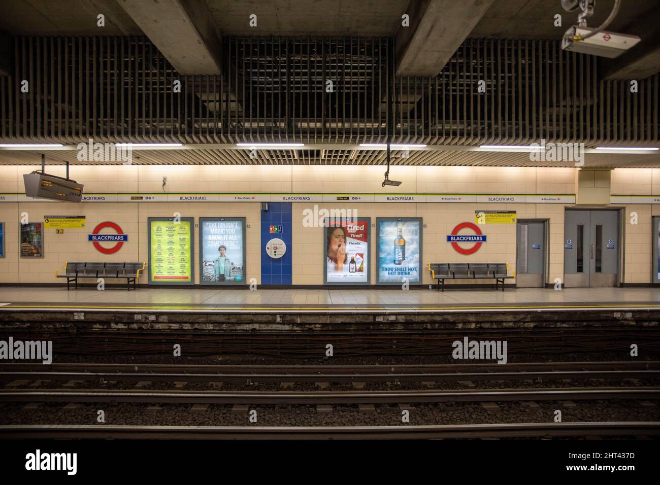 Platform of London Blackfriars underground station Stock Photo - Alamy