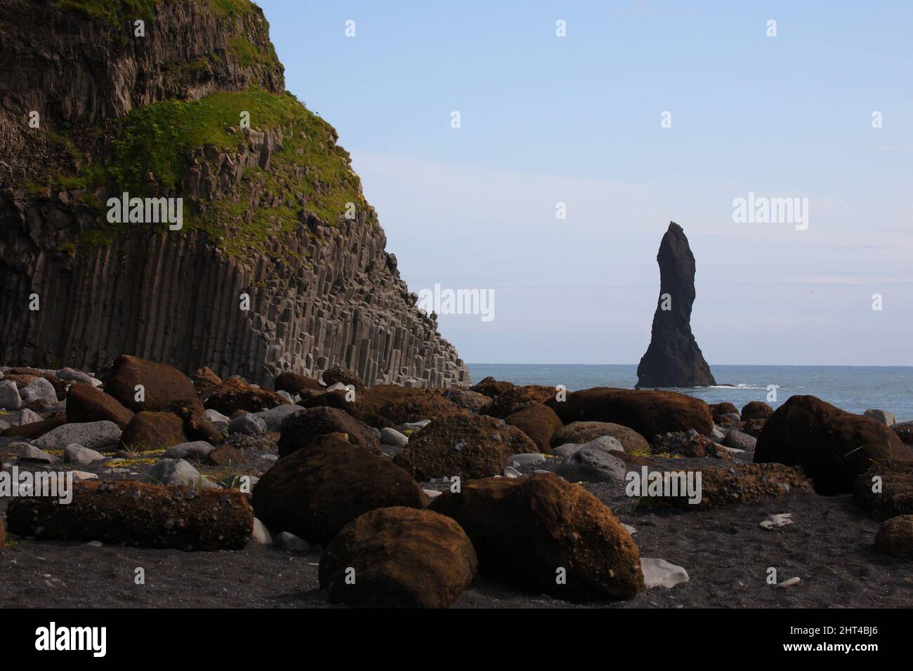 Island - Reynisfjara Strand - Reynisdrangar Basaltfelsspitzen / Iceland ...