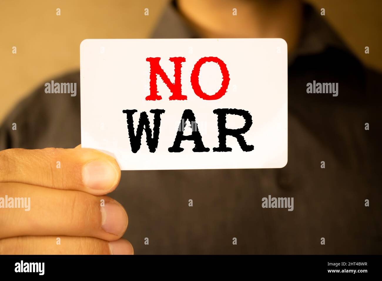 Hand holding a sign that says no to war Stock Photo - Alamy