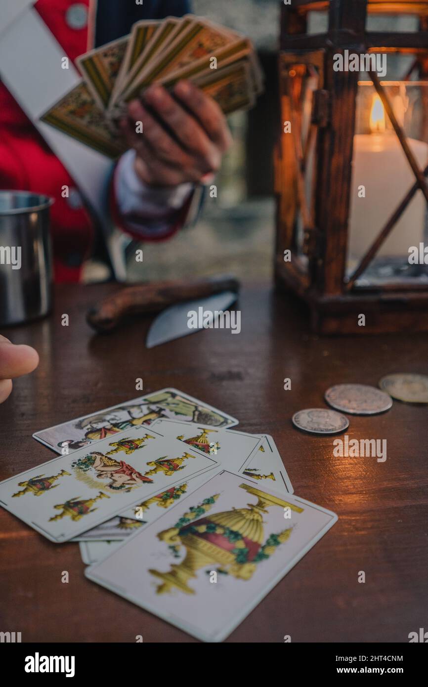 Playing cards around table hi-res stock photography and images - Alamy