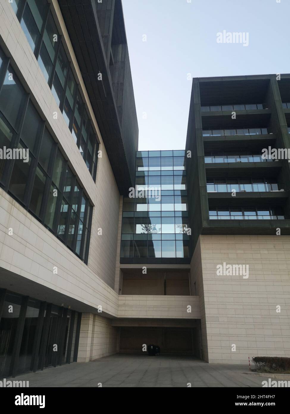 Vertical shot building modern hi-res stock photography and images - Alamy