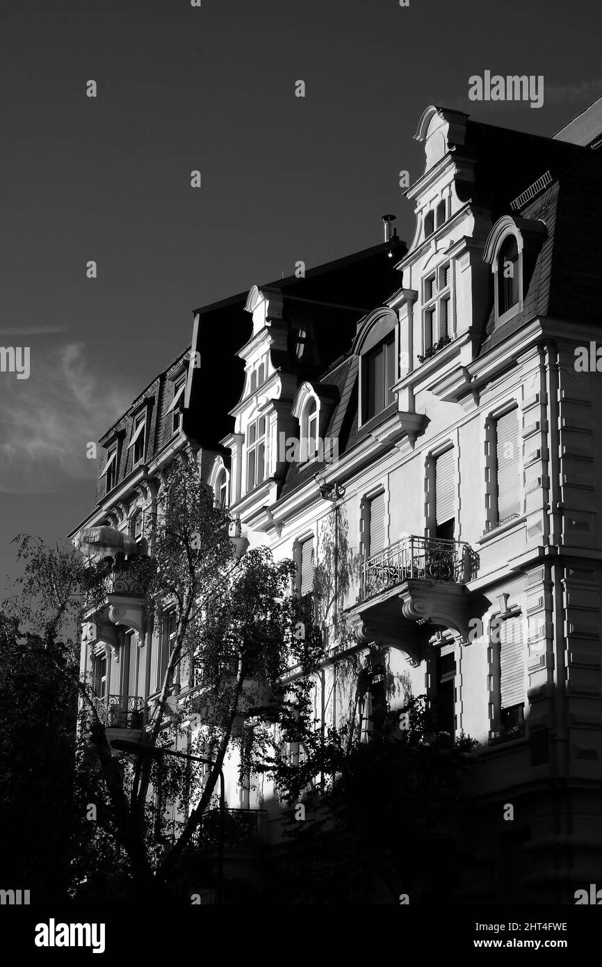 Grayscale shot of an old residential building under a clear sky Stock ...