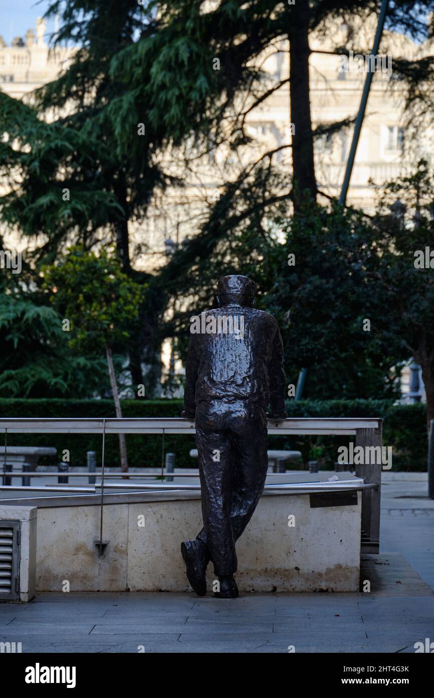 Bronze statue of a human in a park Stock Photo - Alamy