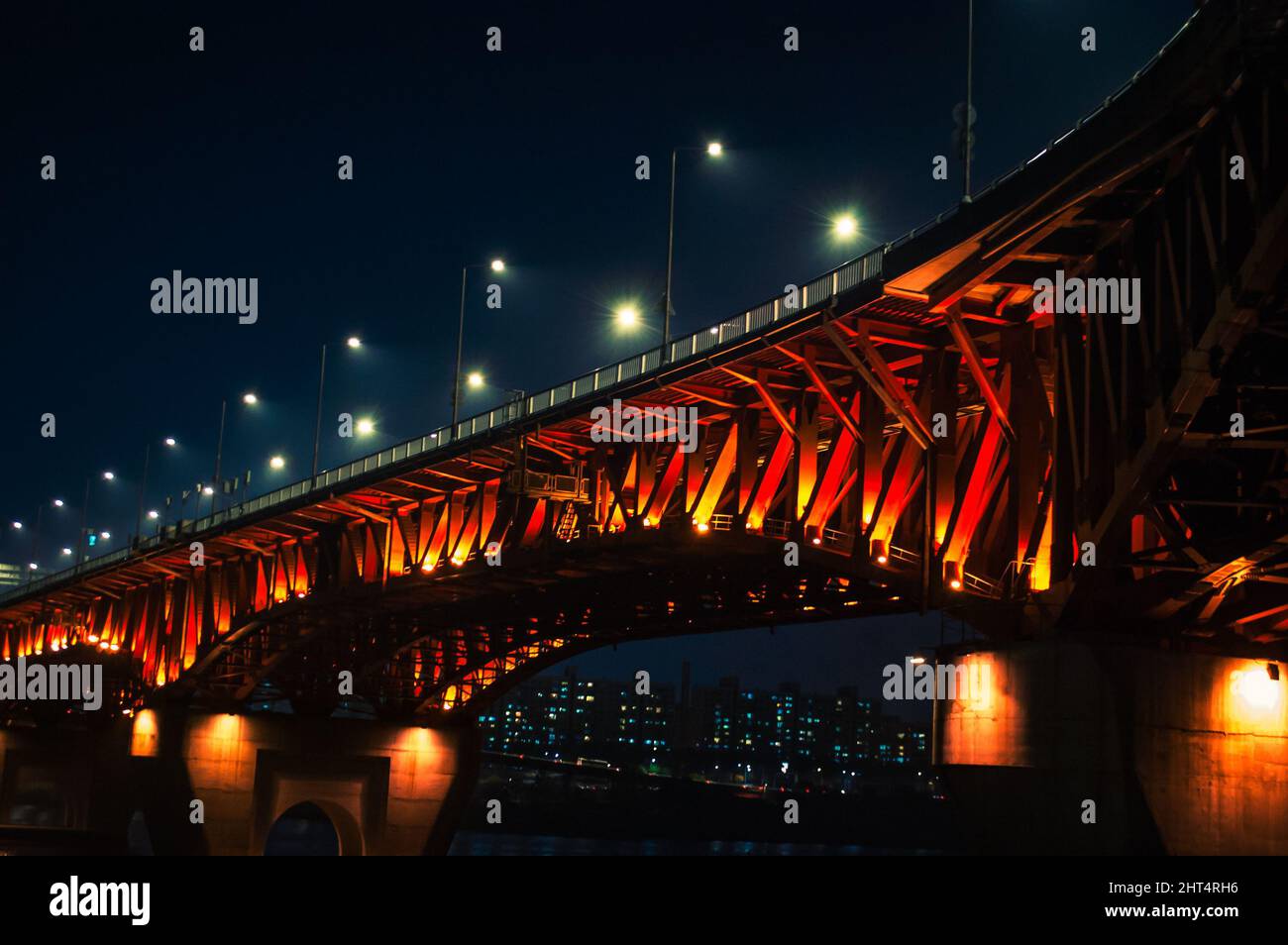 Night view of a Seongsu Bridge crossing Han River in Seoul, South Korea ...