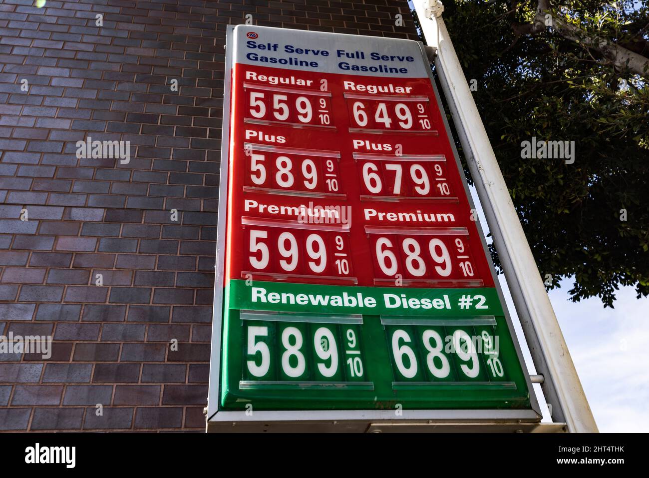 Gasoline prices continue to rise in Los Angeles. 2/26/2022 Los Angeles ...