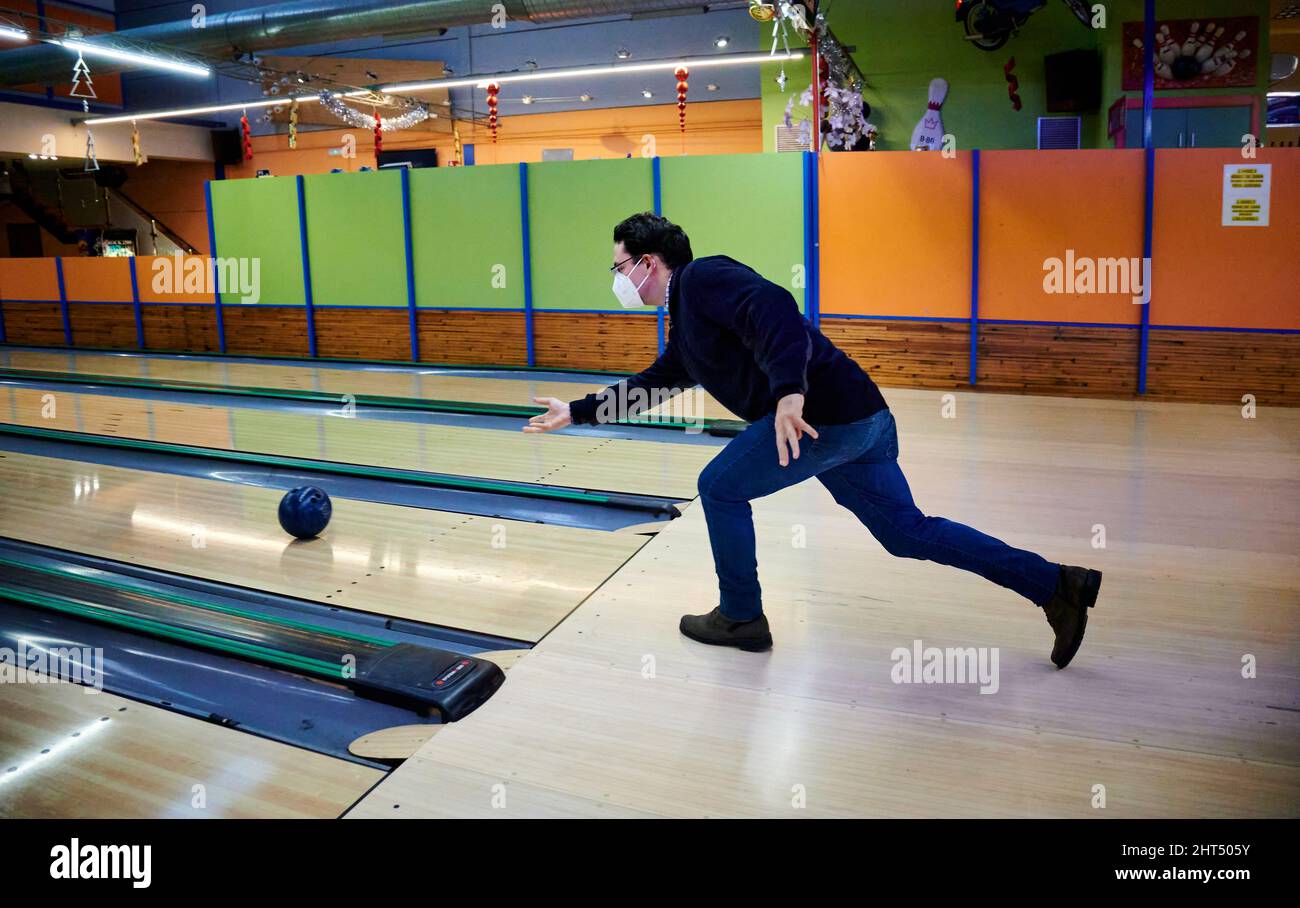 Heavy bowling ball hi-res stock photography and images - Alamy