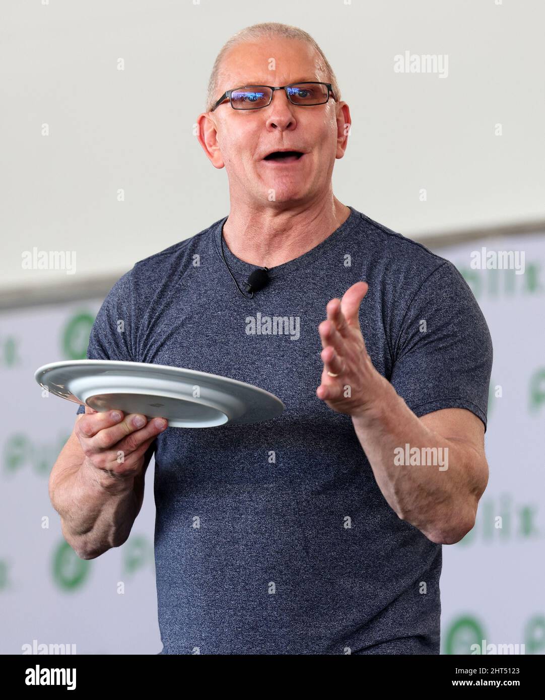 Chef robert irvine hi-res stock photography and images - Alamy