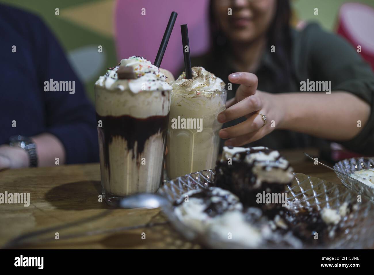 Friends drinking milkshakes hi-res stock photography and images - Alamy