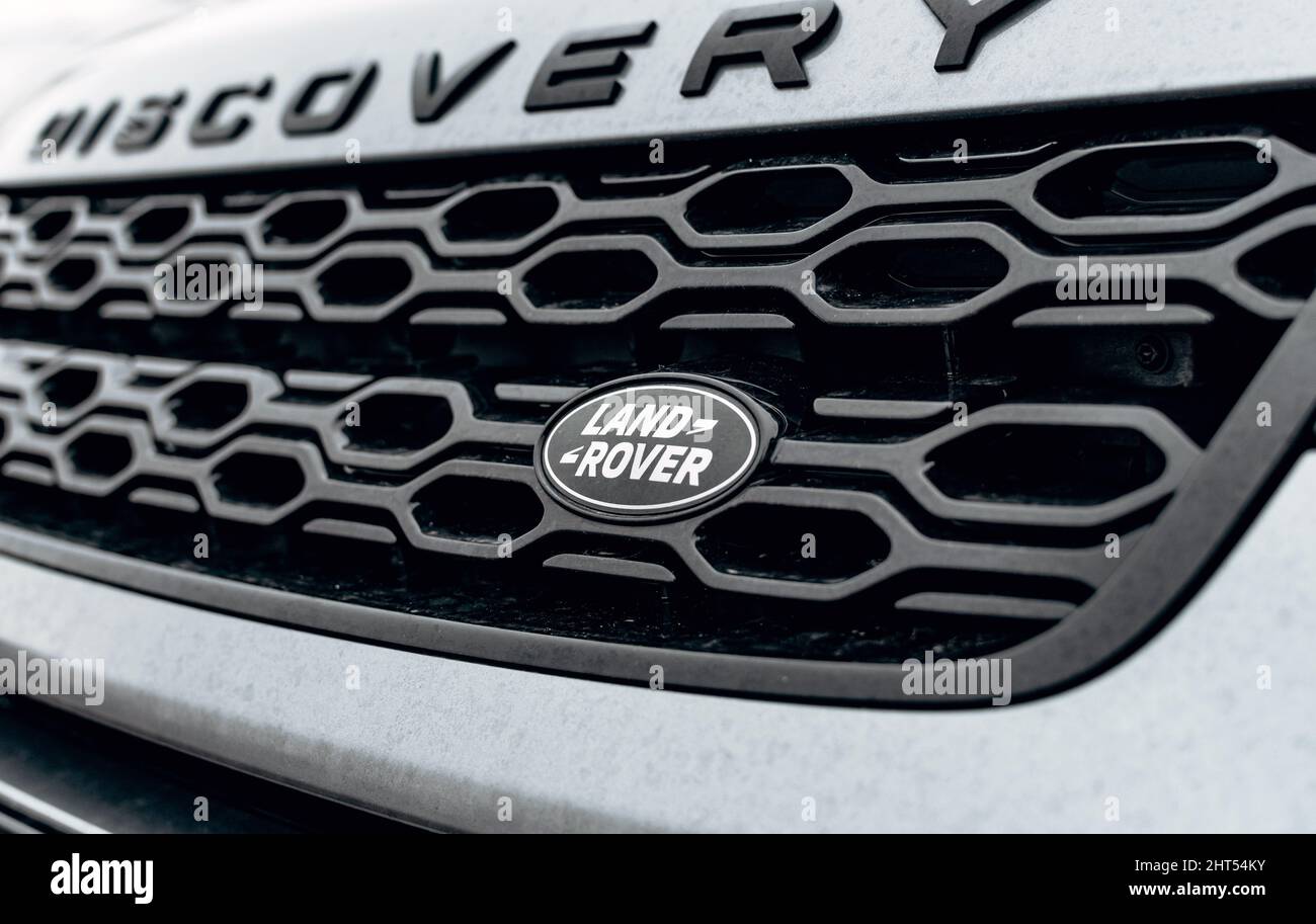 Mesh grille with black trim around Land Rover logo Stock Photo - Alamy