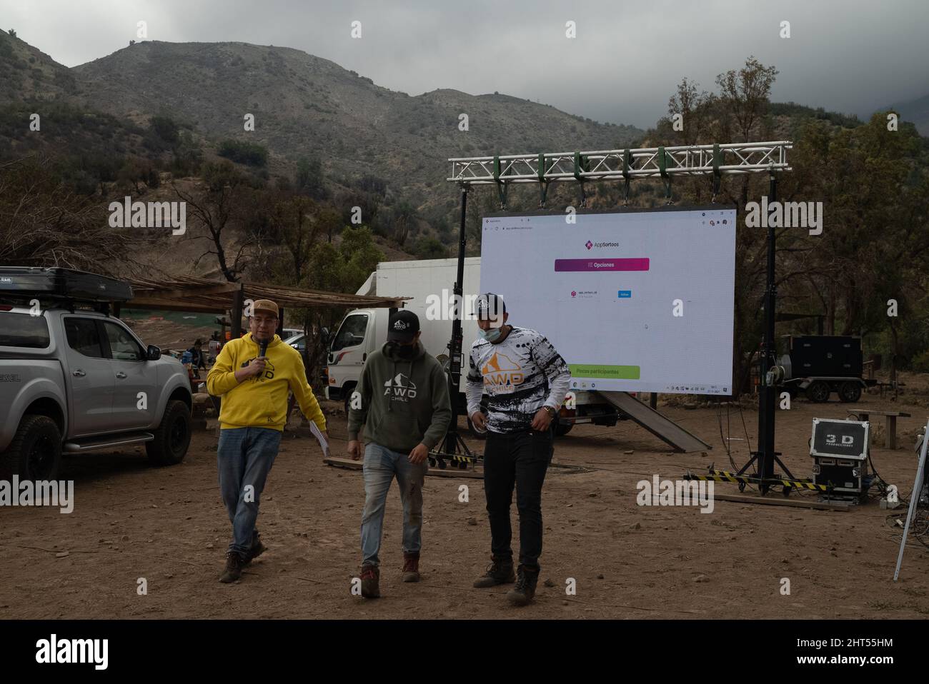 Race car drivers talking hi-res stock photography and images - Alamy