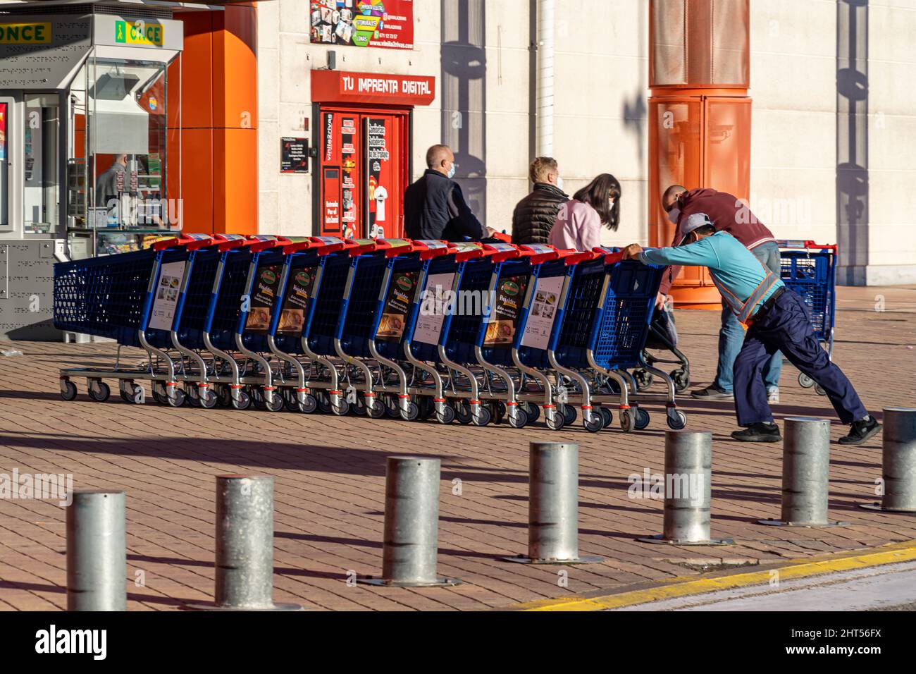 Supermarket workers at christmas hi-res stock photography and images ...