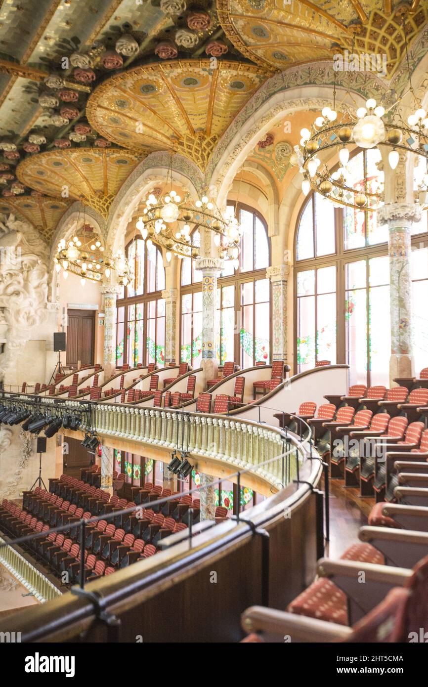 Classical concert hall crowd hi-res stock photography and images - Alamy