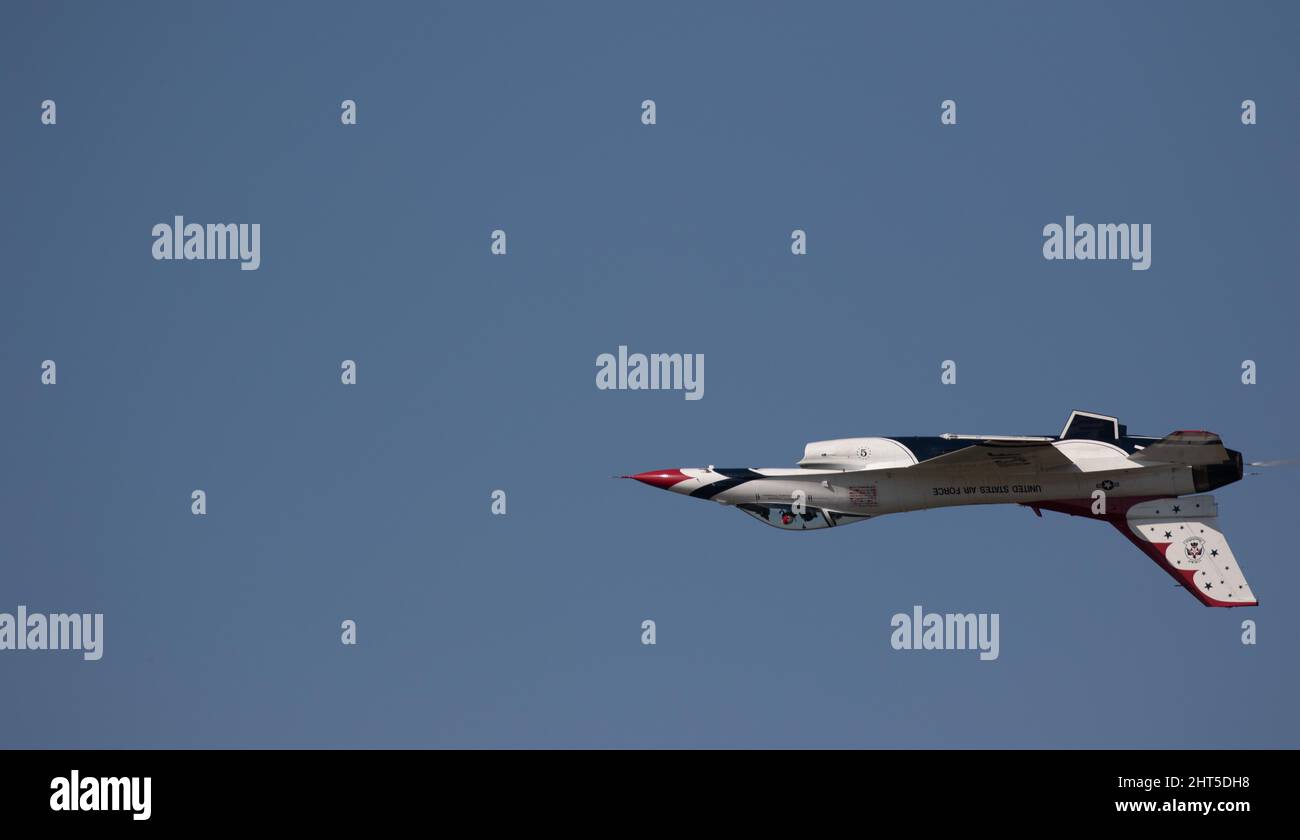 U.S. Air Force Thunderbirds air demonstration solo routines Stock Photo ...