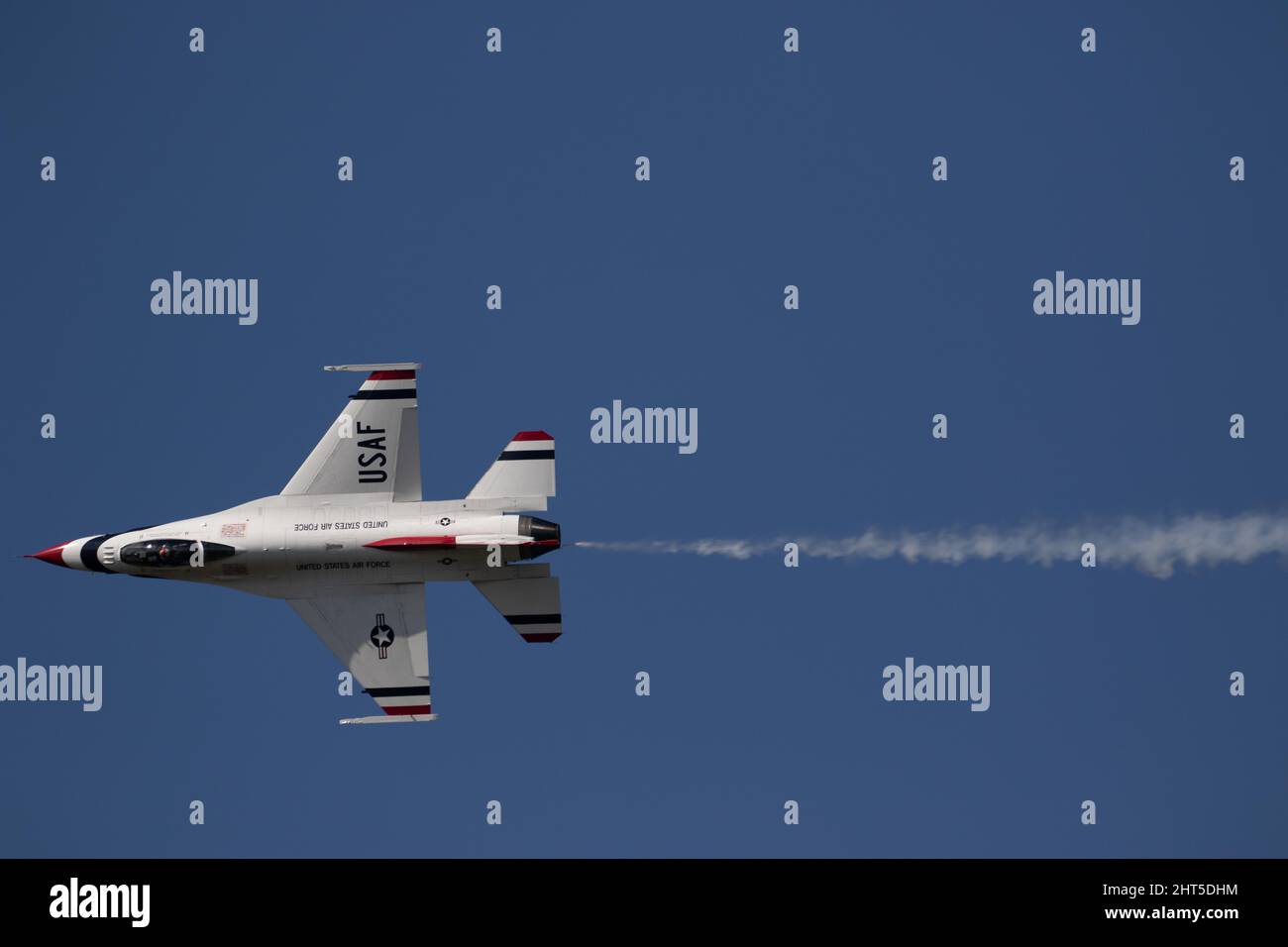 U.S. Air Force Thunderbirds air demonstration solo routines Stock Photo ...