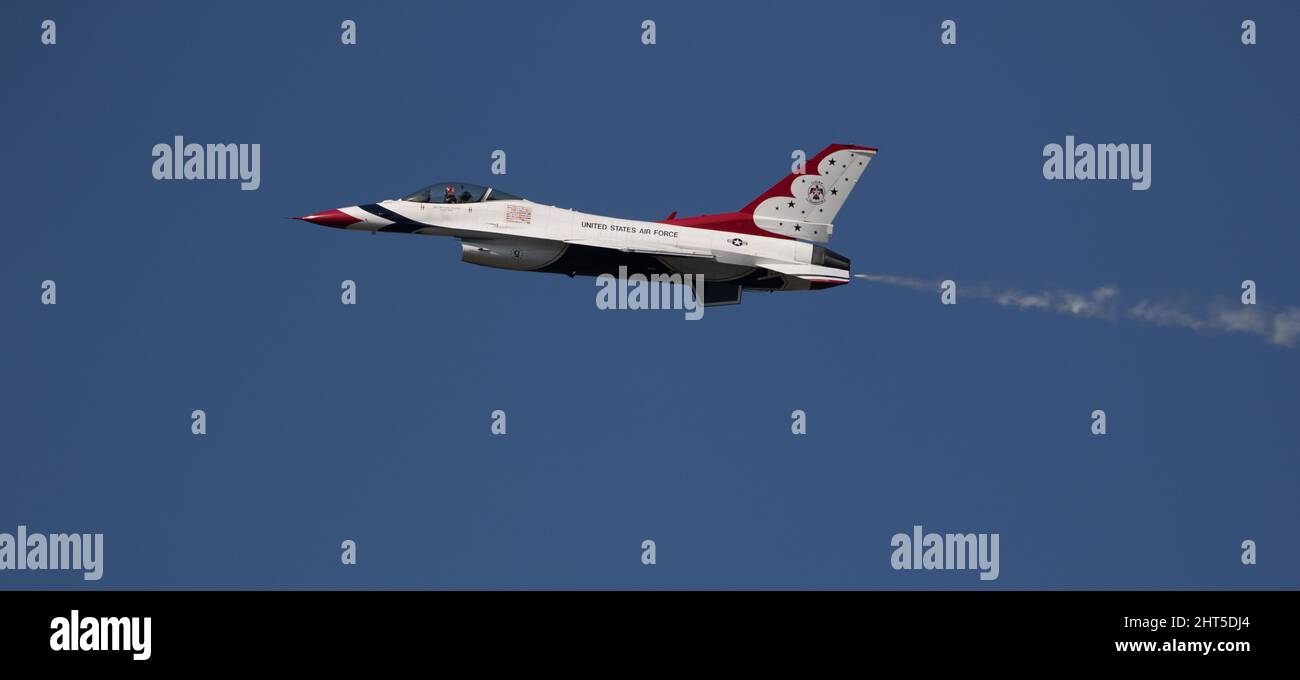 U.S. Air Force Thunderbirds air demonstration solo routines Stock Photo ...