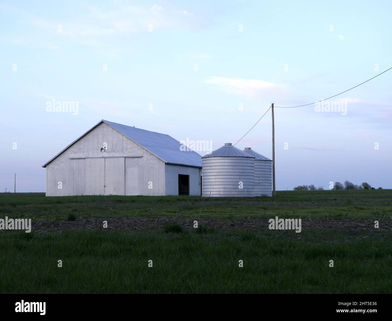 Metal barn and grain bins in a Missouri farm field Stock Photo - Alamy