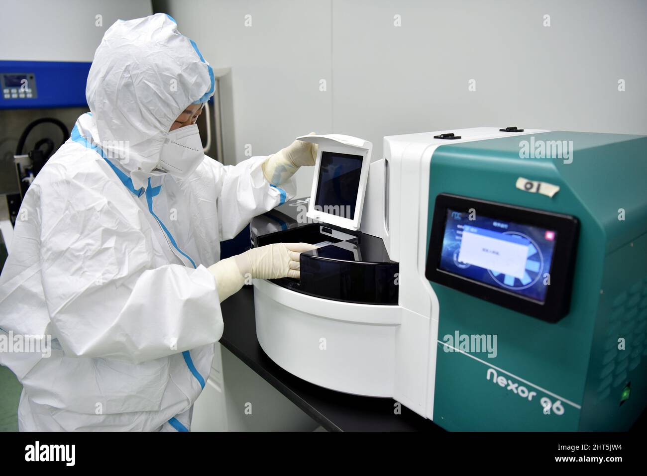 Extraction laboratory hi-res stock photography and images - Alamy