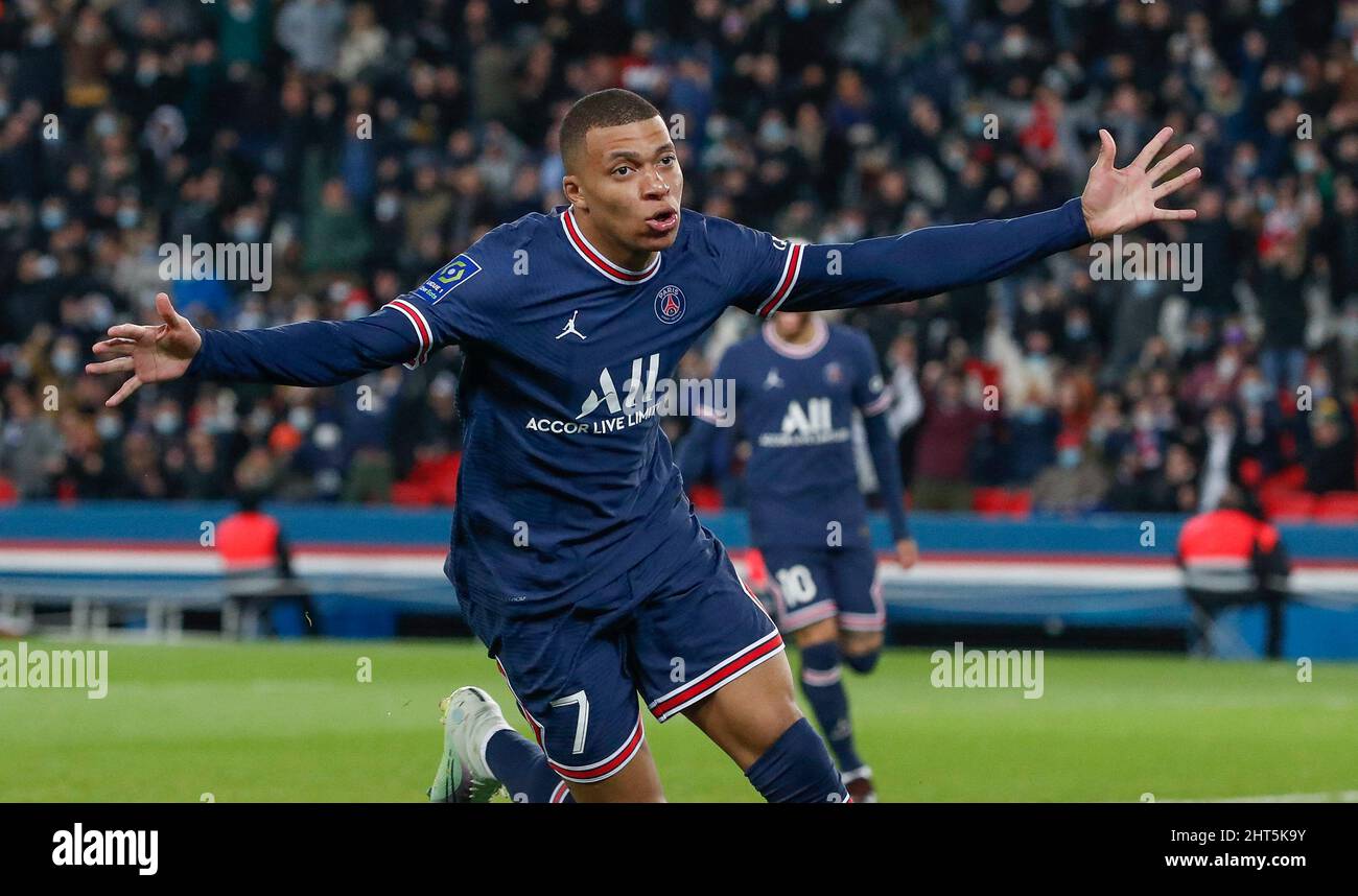 Kylian mbappe psg celebrate hi-res stock photography and images - Alamy