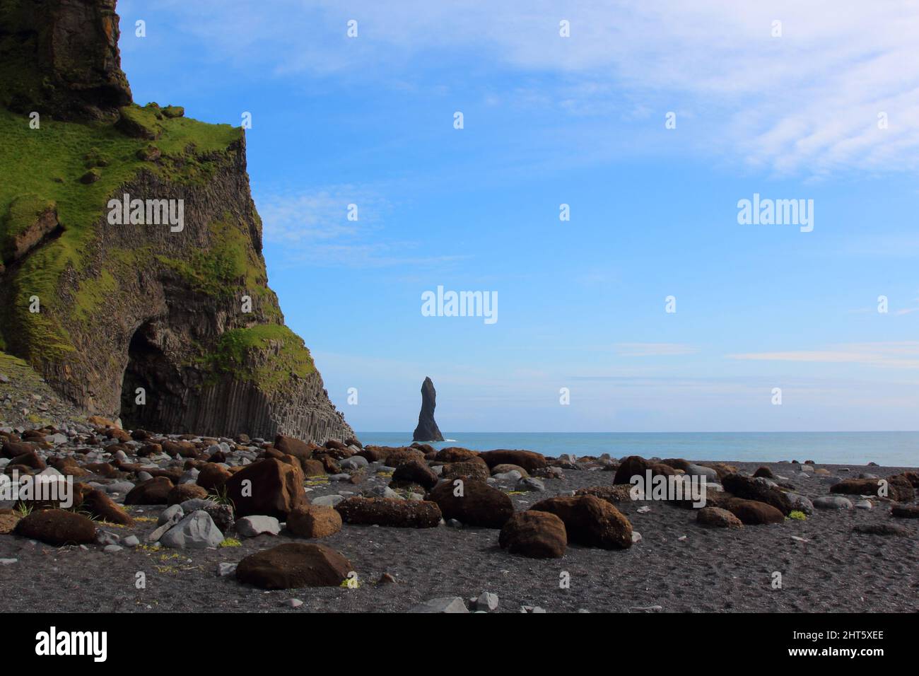 Island - Reynisfjara Strand - Reynisdrangar Basaltfelsspitzen / Iceland ...