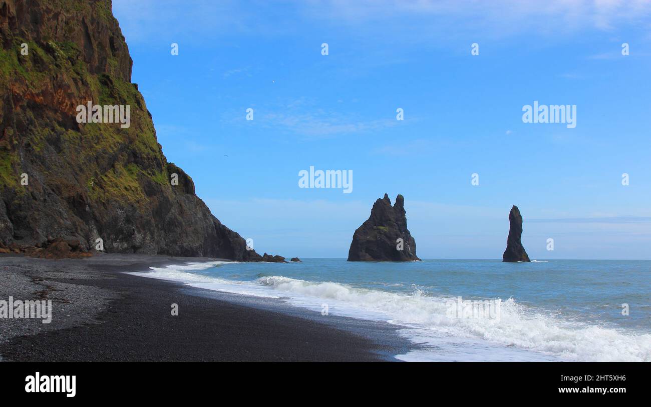 Island - Reynisfjara Strand - Reynisdrangar Basaltfelsspitzen / Iceland ...