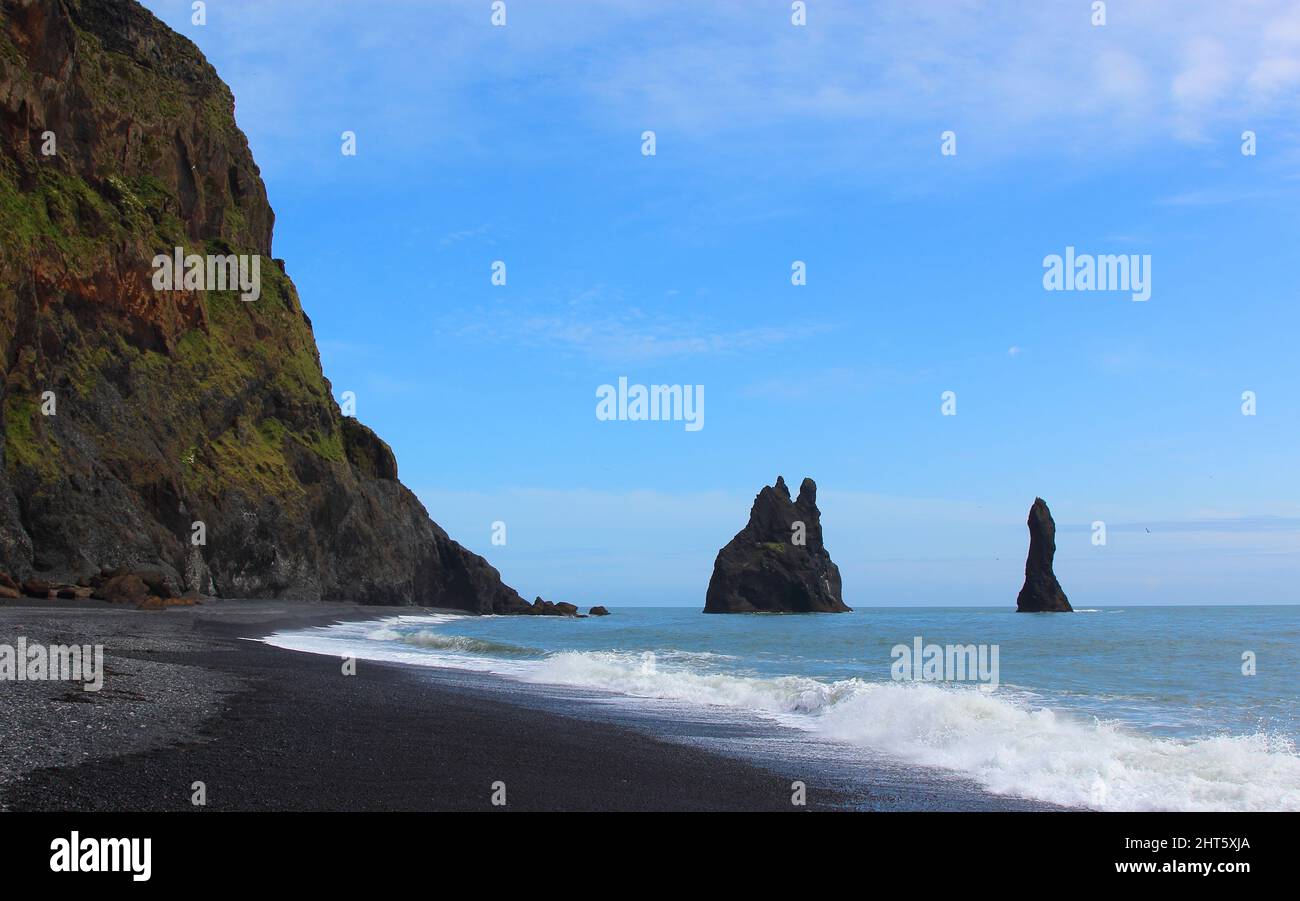 Island - Reynisfjara Strand - Reynisdrangar Basaltfelsspitzen / Iceland ...