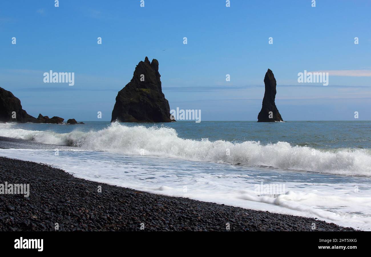 Island - Reynisfjara Strand - Reynisdrangar Basaltfelsspitzen / Iceland ...