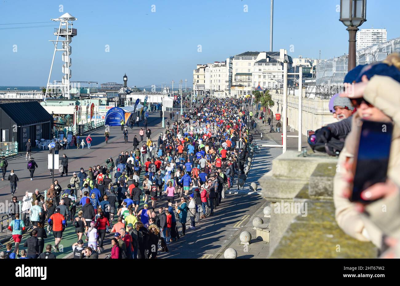 Brighton, UK. 27th Feb, 2022. Thousands of runners set off along the ...