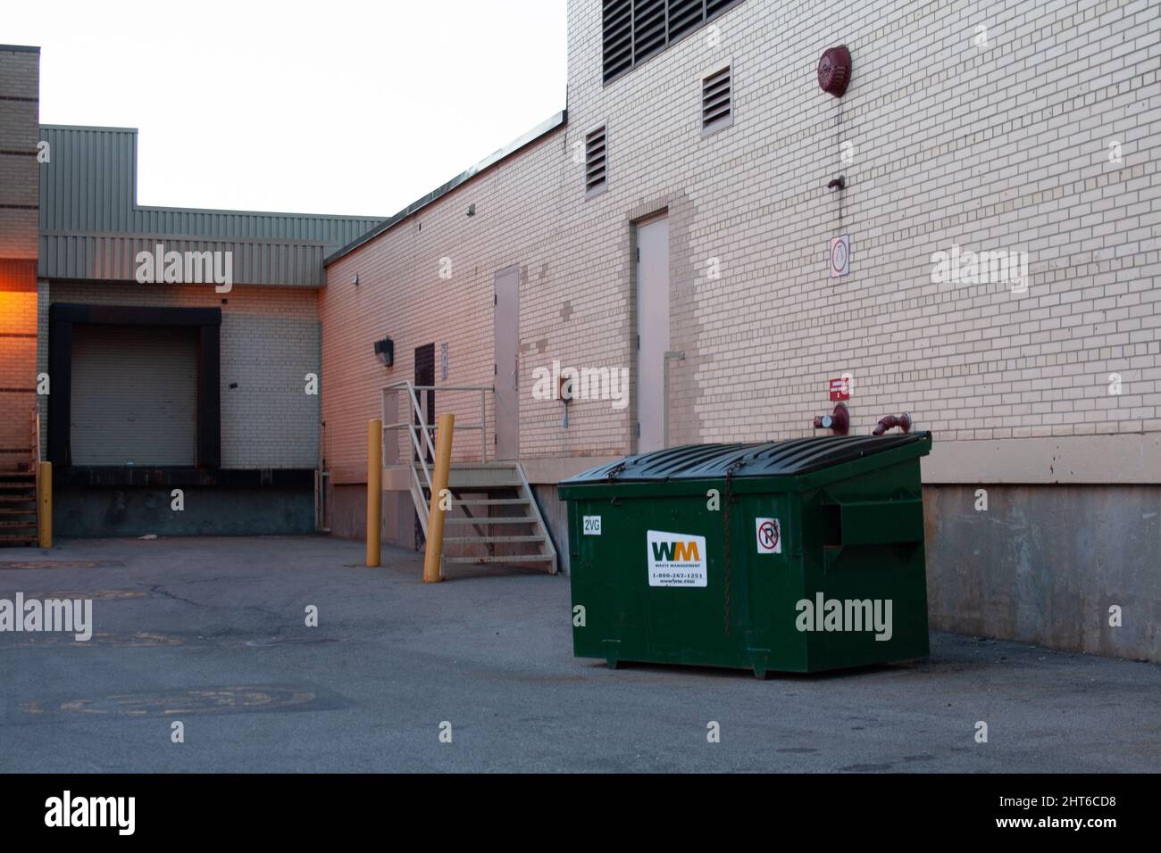 Abandoned building dumpster hi-res stock photography and images - Alamy