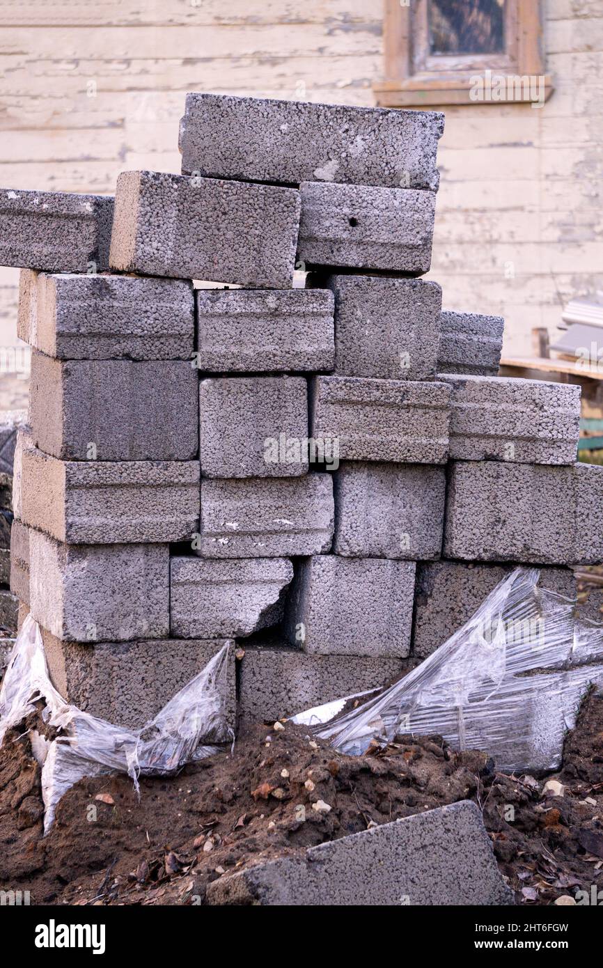 Old cinder blocks hi-res stock photography and images - Alamy