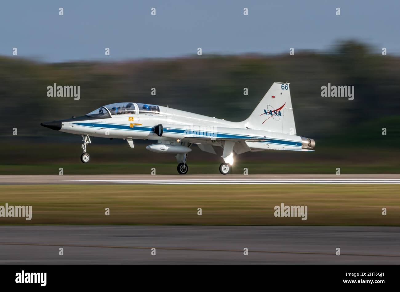 A jet Neil Armstrong flew to Kennedy port in 1969, returns to Houston ...