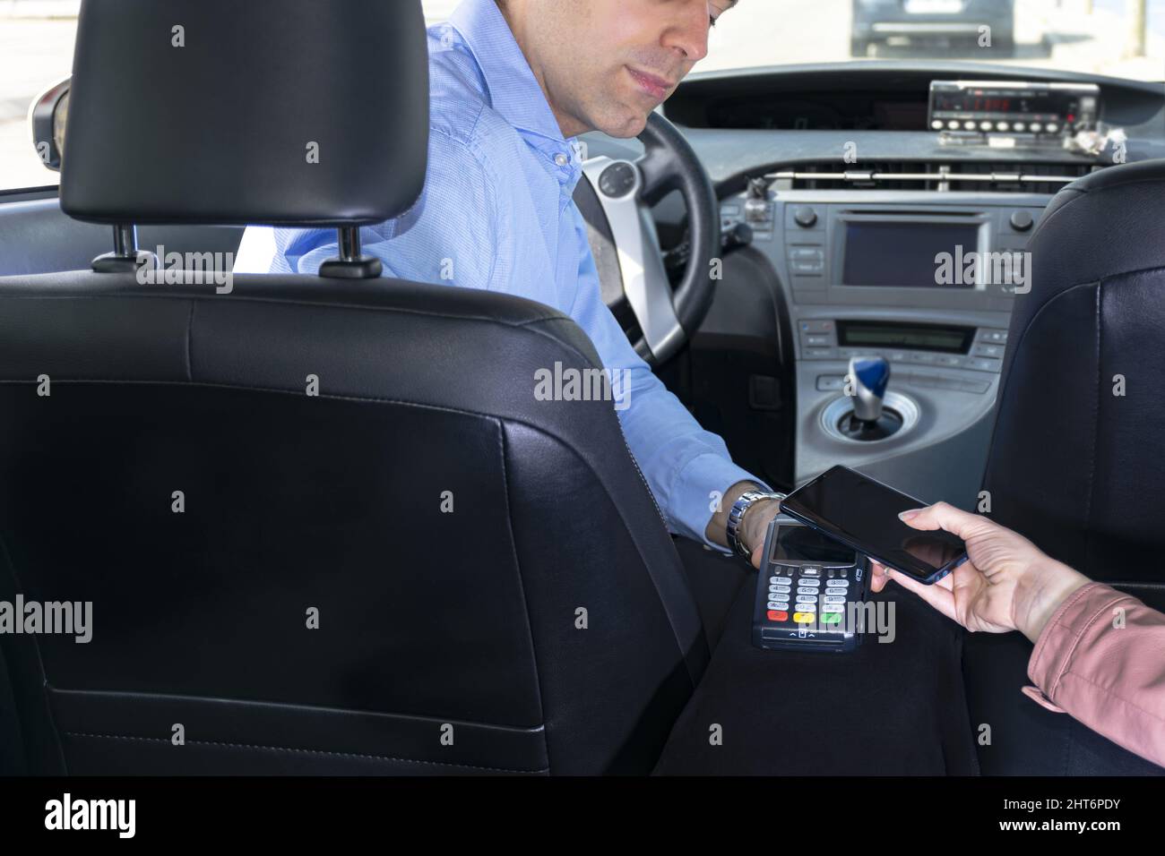 Passenger paying the taxi driver via POS machine with her phone Stock ...