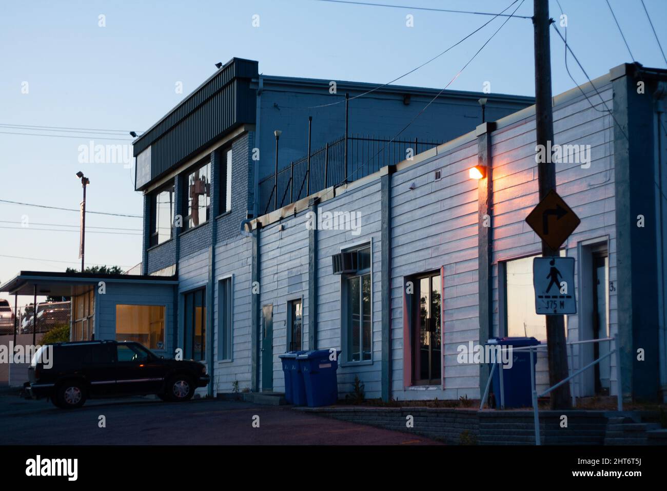Car in front of a building hi-res stock photography and images - Alamy