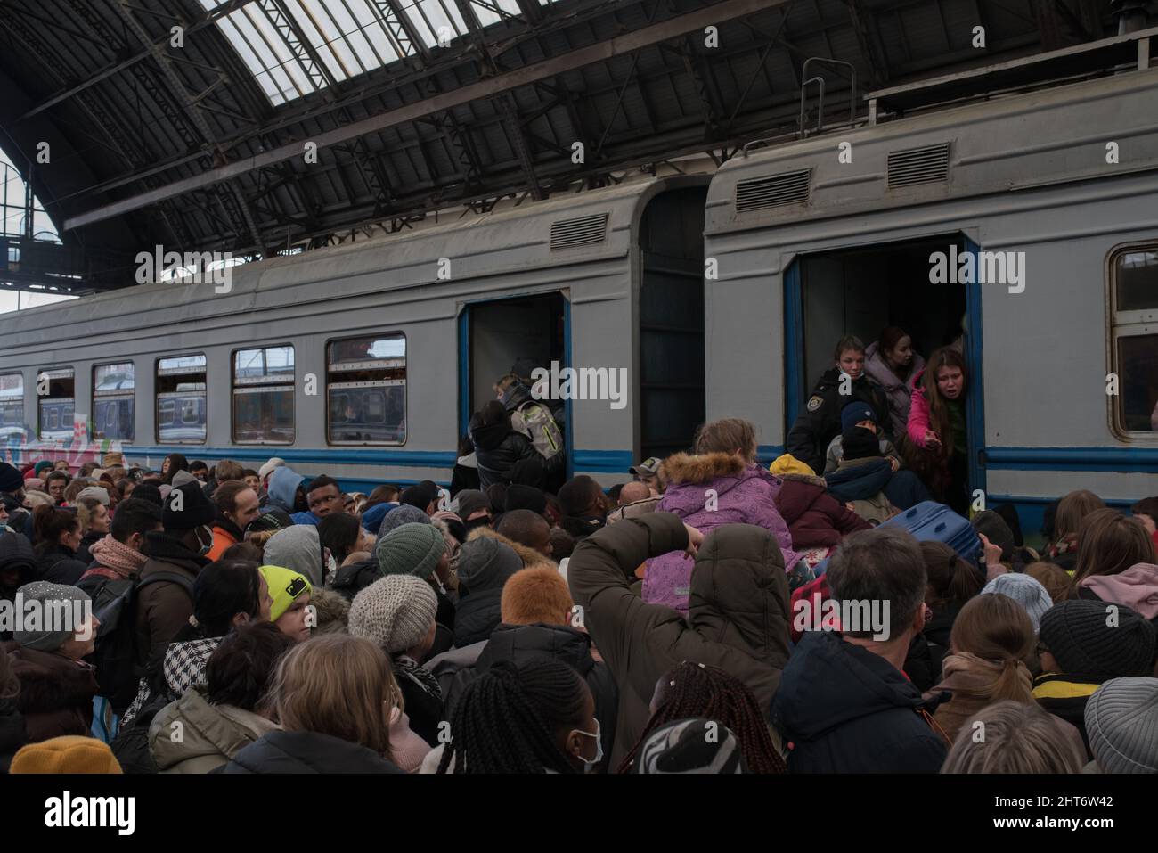 26 February 2022, Ukraine, Lwiw: People push and pull as everyone tries ...