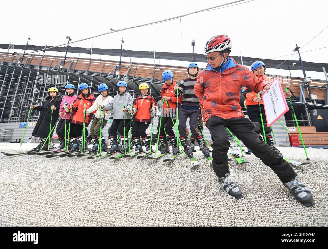 (220227) -- CHENGDU, Feb. 27, 2022 (Xinhua) -- Trainer Cao Jian (front ...