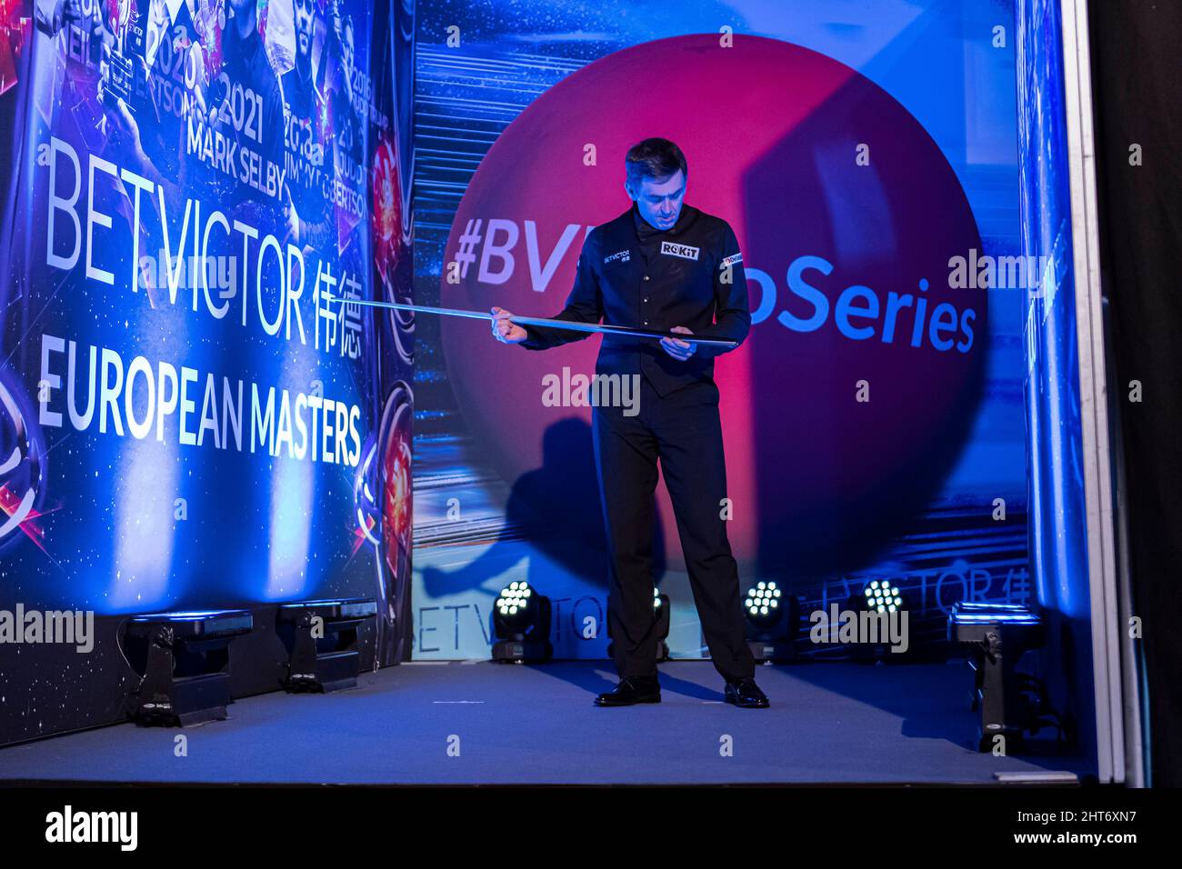 MILTON KEYNES, UNITED KINGDOM. 27th Feb, 2022. Ronnie O’Sullivan v Fan ...
