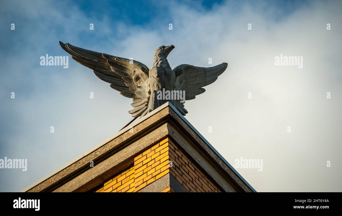An eagle sculpture on the roof of the building Stock Photo - Alamy