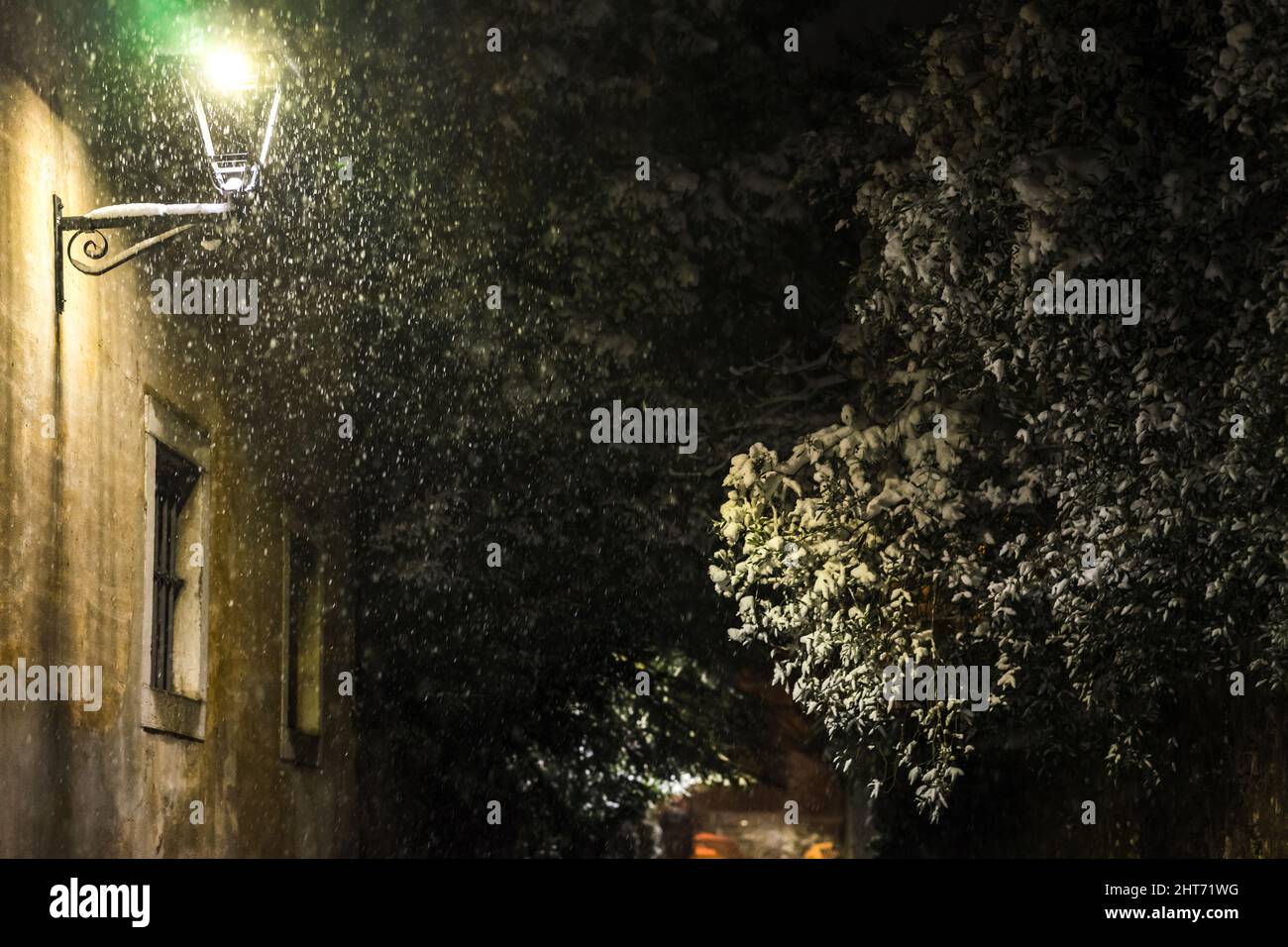Snow falling under street light hi-res stock photography and images - Alamy