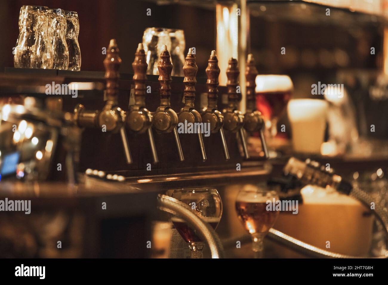 Bar beer dispenser. Apparatus for dispensing beer Stock Photo - Alamy