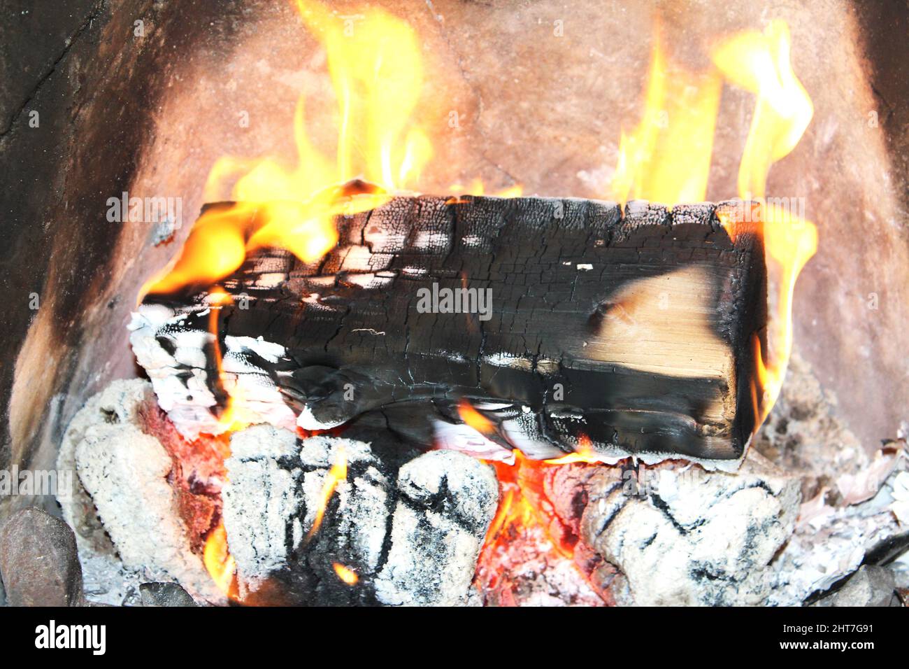 Burning log fire living room hi-res stock photography and images - Alamy