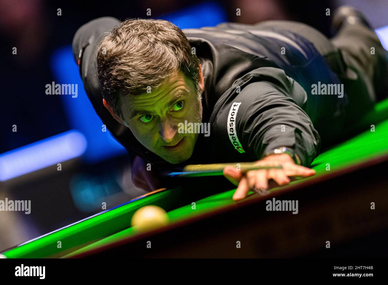 MILTON KEYNES, UNITED KINGDOM. 27th Feb, 2022. Ronnie O’Sullivan v Fan ...