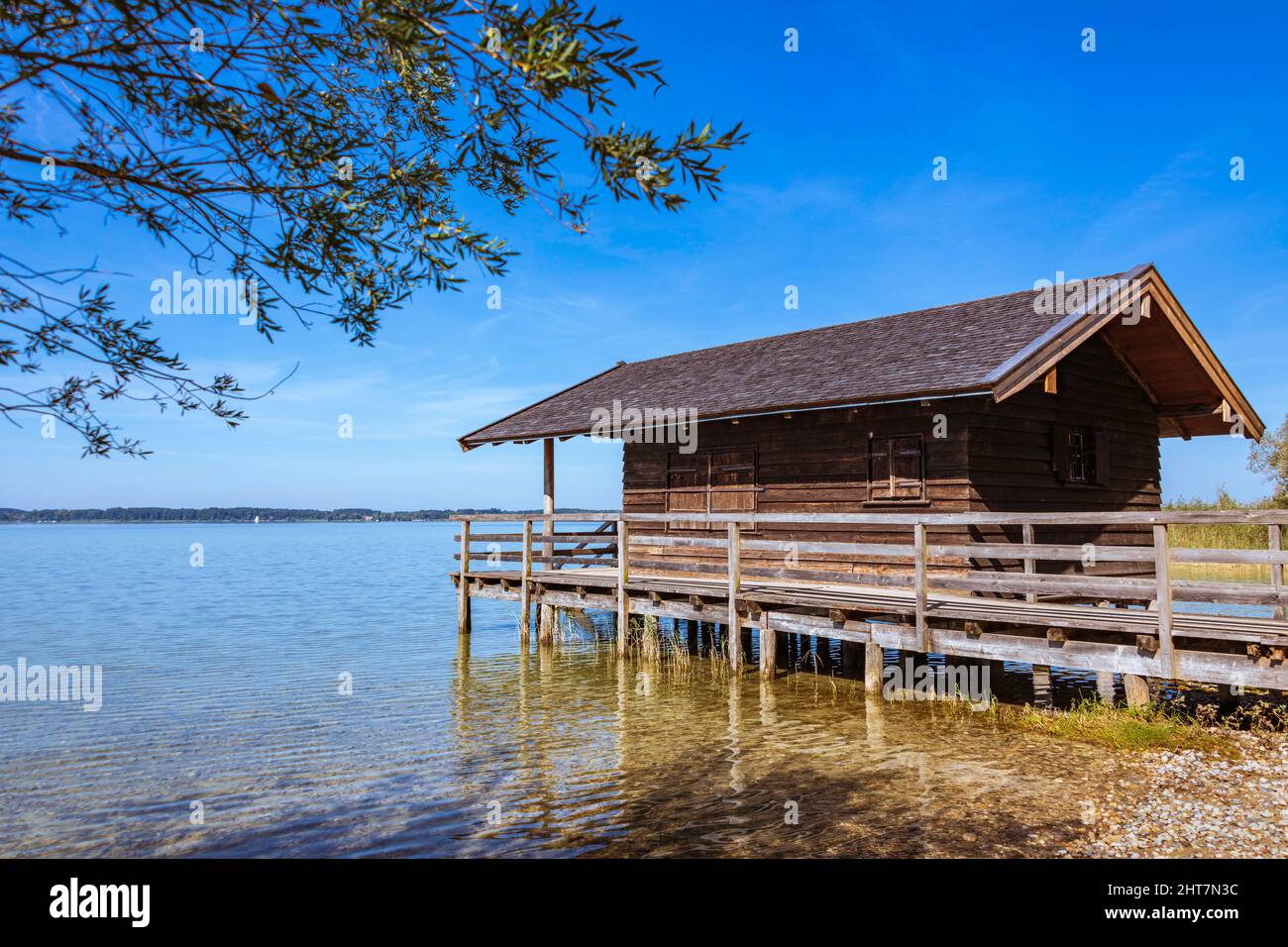 Lakeside cabin hi-res stock photography and images - Alamy